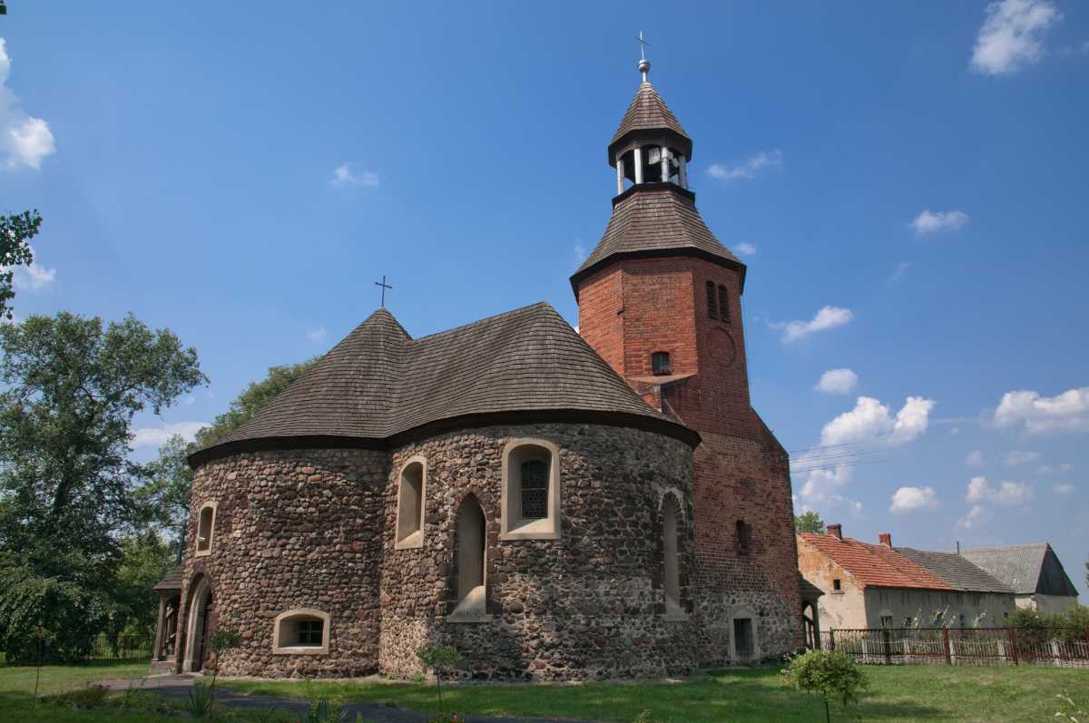 Stronia, rotunda pod wezwaniem NMP z XIII w. - albumromanski.pl